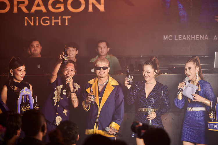 Dragon Premium Dark Beer 已在多家俱乐部隆重推出 众多明星齐聚一堂 - 柬中時報