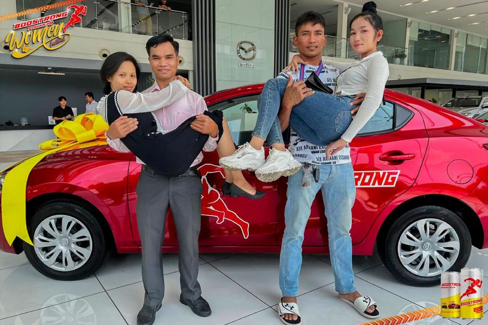 Boostrong举办抱心爱人比赛 两位大力士坚持8个多小时赢得2辆跑车 - 柬中時報