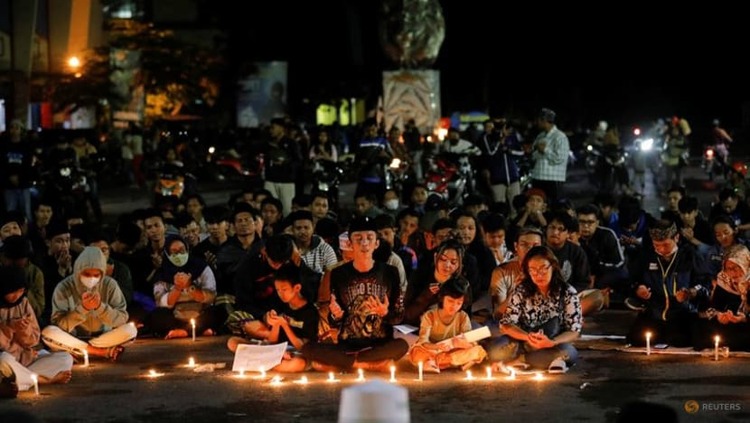 ក្មេង១៧នាក់ស្លាប់ជុំវិញការរត់ជាន់គ្នាក្នុងការប្រកួតបាល់ឥណ្ឌូនេស៊ី ...