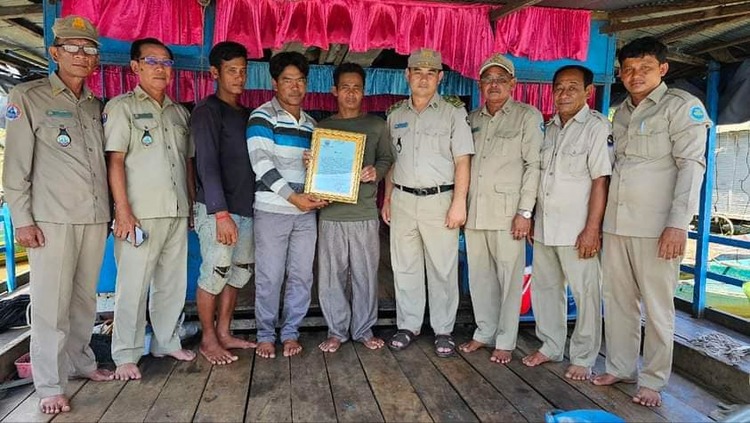 ពលរដ្ឋម្នាក់បានលែងត្រីរាជ១ក្បាល ប្រវែង១,៥ម៉ែត្រ ចូលក្នុងបឹងទន្លេសាបវិញ ...